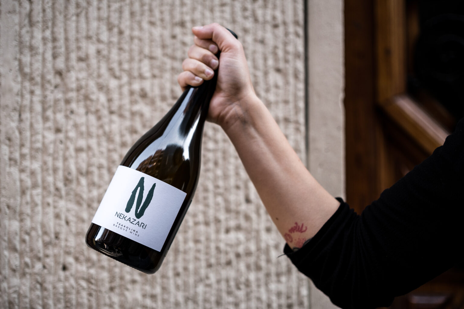 El Txakoli: el vino blanco perfecto para todos tus planes